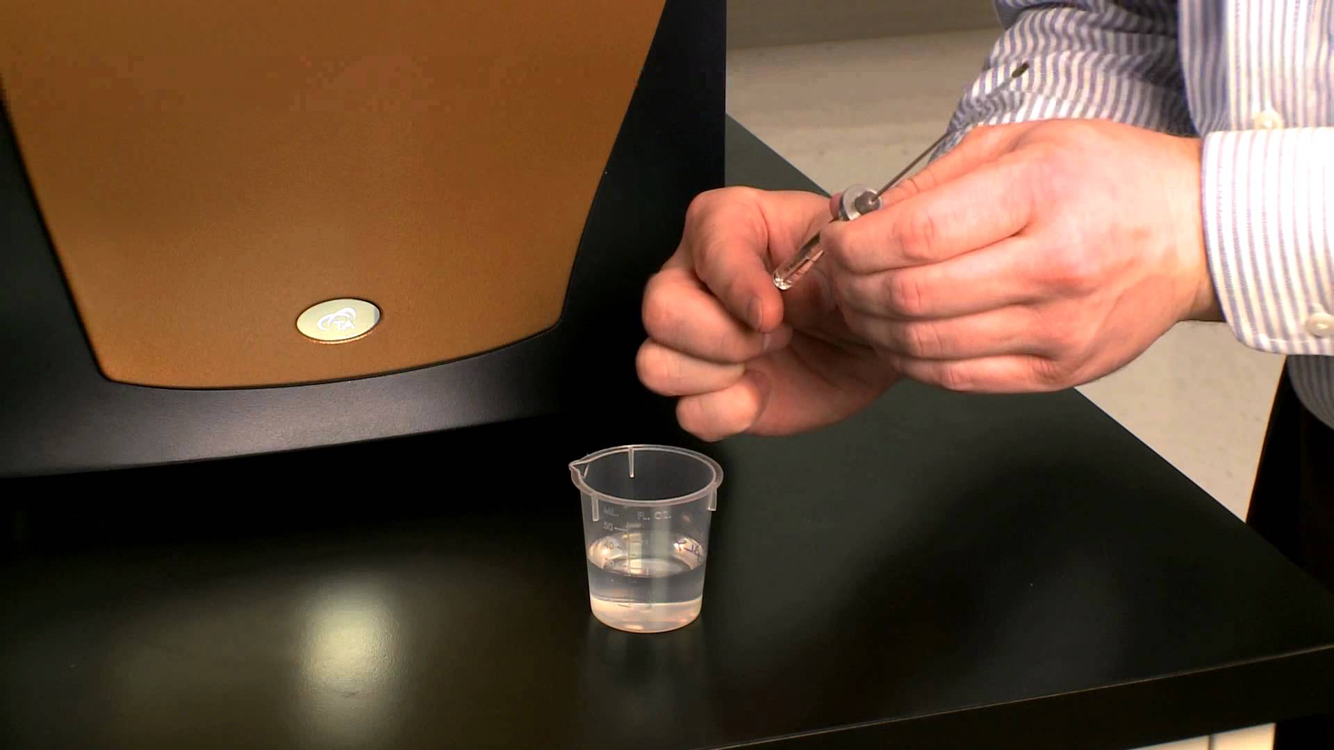 加载 Nano ITC 滴定注射器 - TA仪器