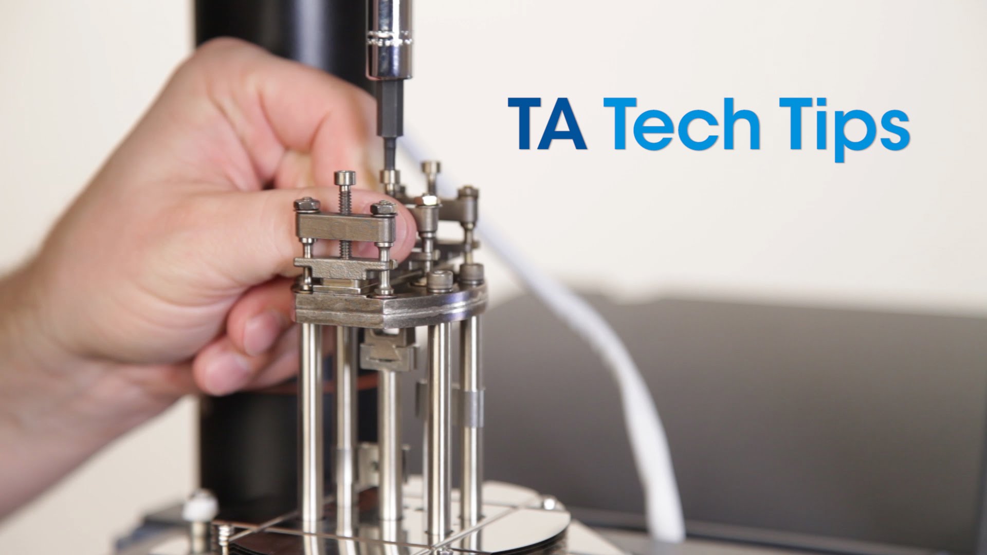 Loading the Powder Clamp on the Q800 DMA with 35mm Dual Cantilever Clamp - TA仪器